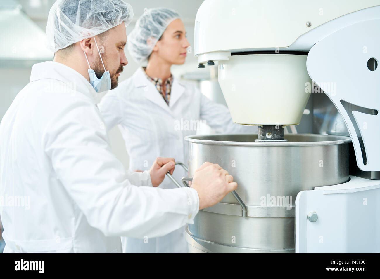 Factory workers hi-res stock photography and images - Alamy