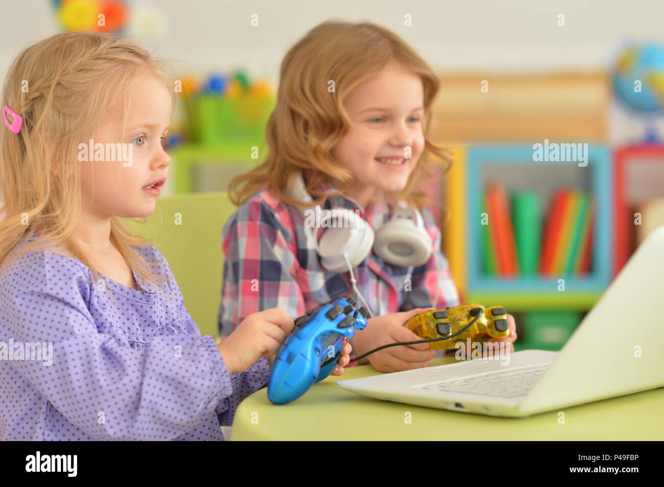 Two little girls playing Stock Photo - Alamy