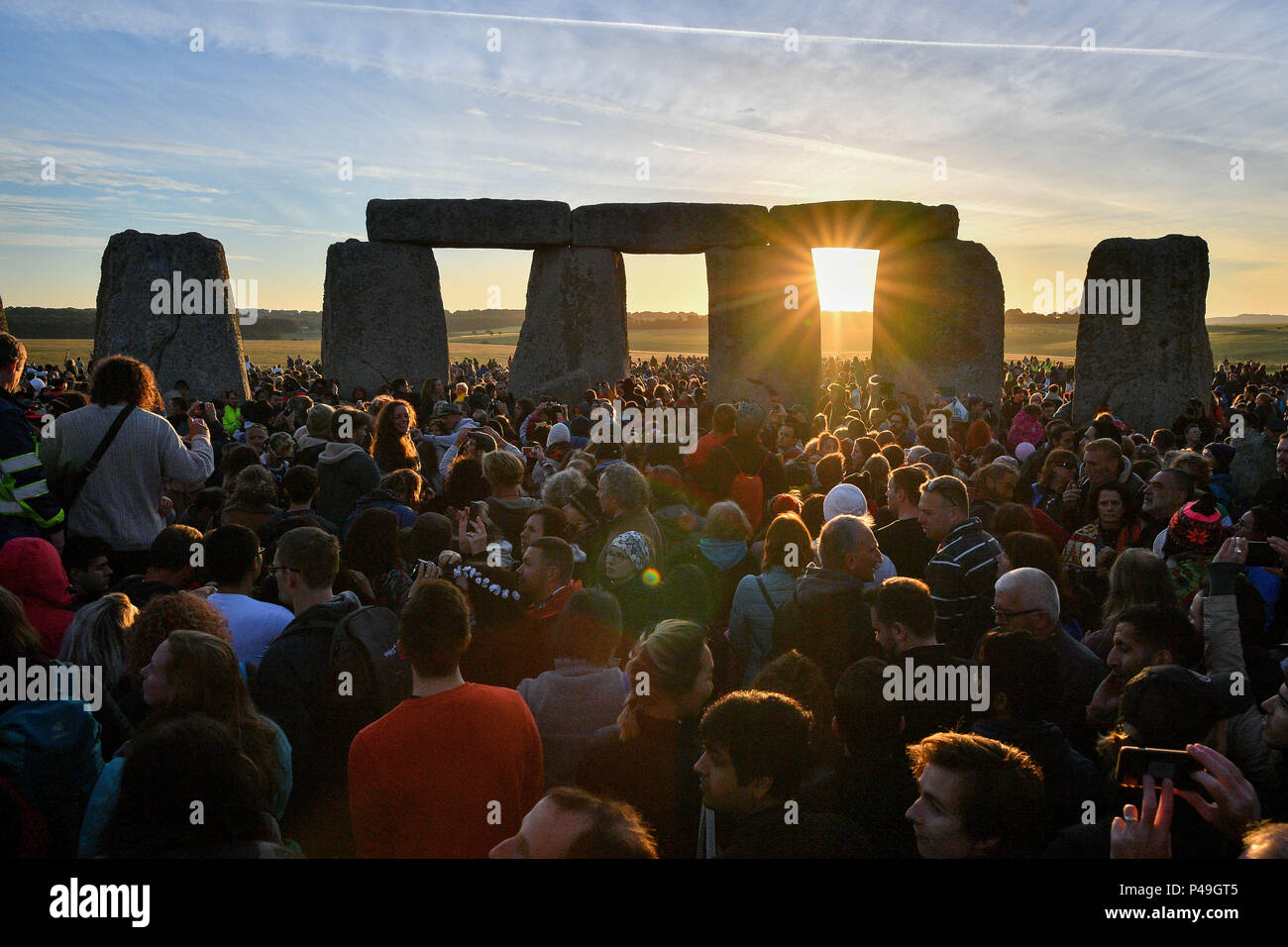 The sun breaks the horizon and shines through the stones at Stonehenge ...