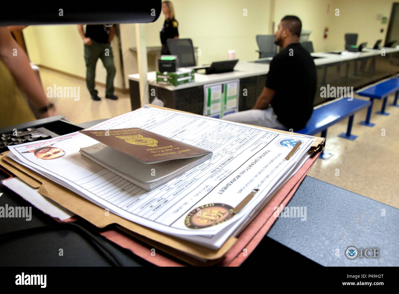 ICE ERO take down a criminal during operation Project Red 2 Stock Photo ...