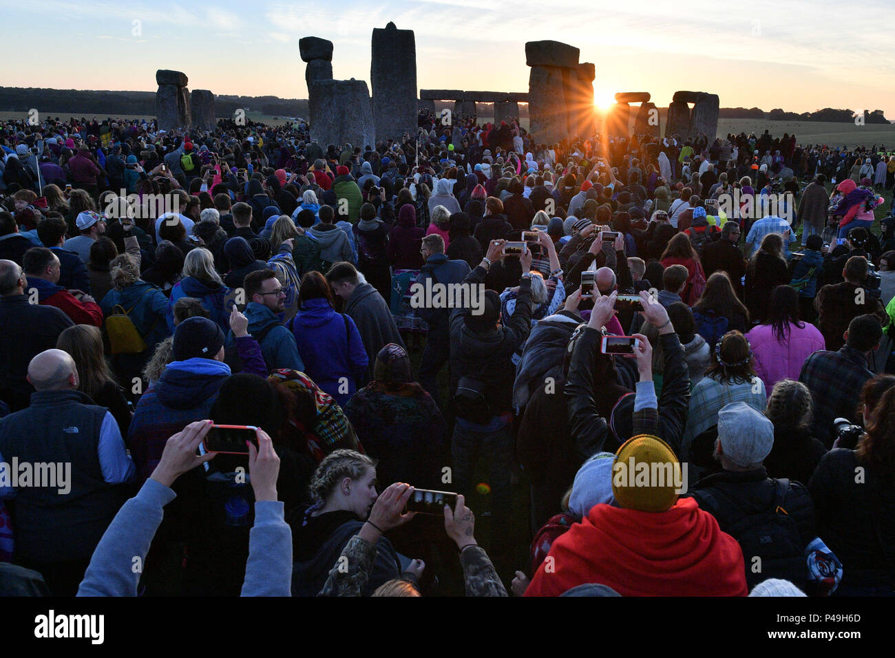 The sun breaks the horizon and shines through the stones at Stonehenge ...