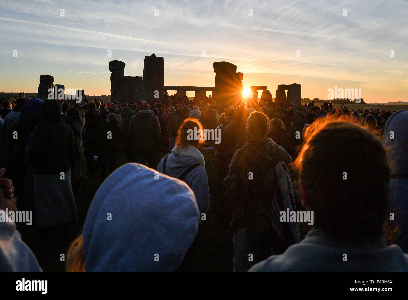 The sun breaks the horizon and shines through the stones at Stonehenge ...