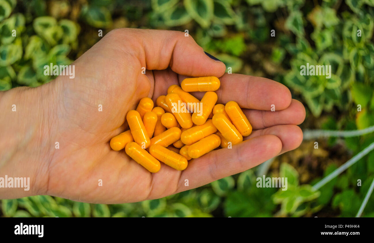 capsules in hand Stock Photo - Alamy