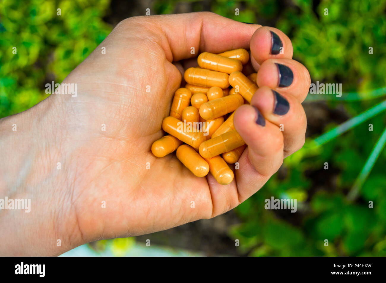 capsules in hand Stock Photo - Alamy
