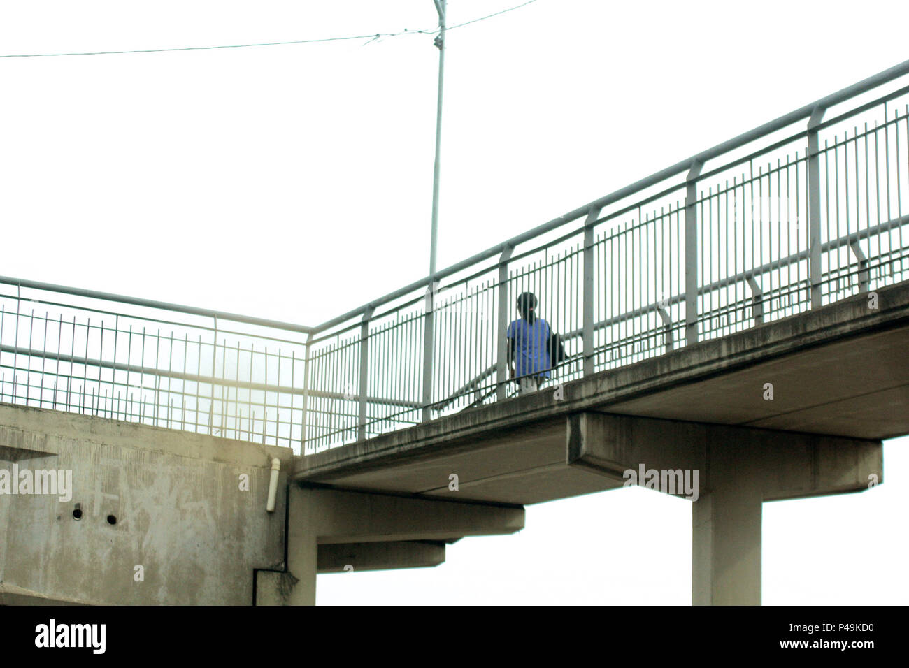 GUARULHOS, SP – 18.08.2015: PESSOAS ATRAVESSANDO NA PASSARELA - Imagens ...