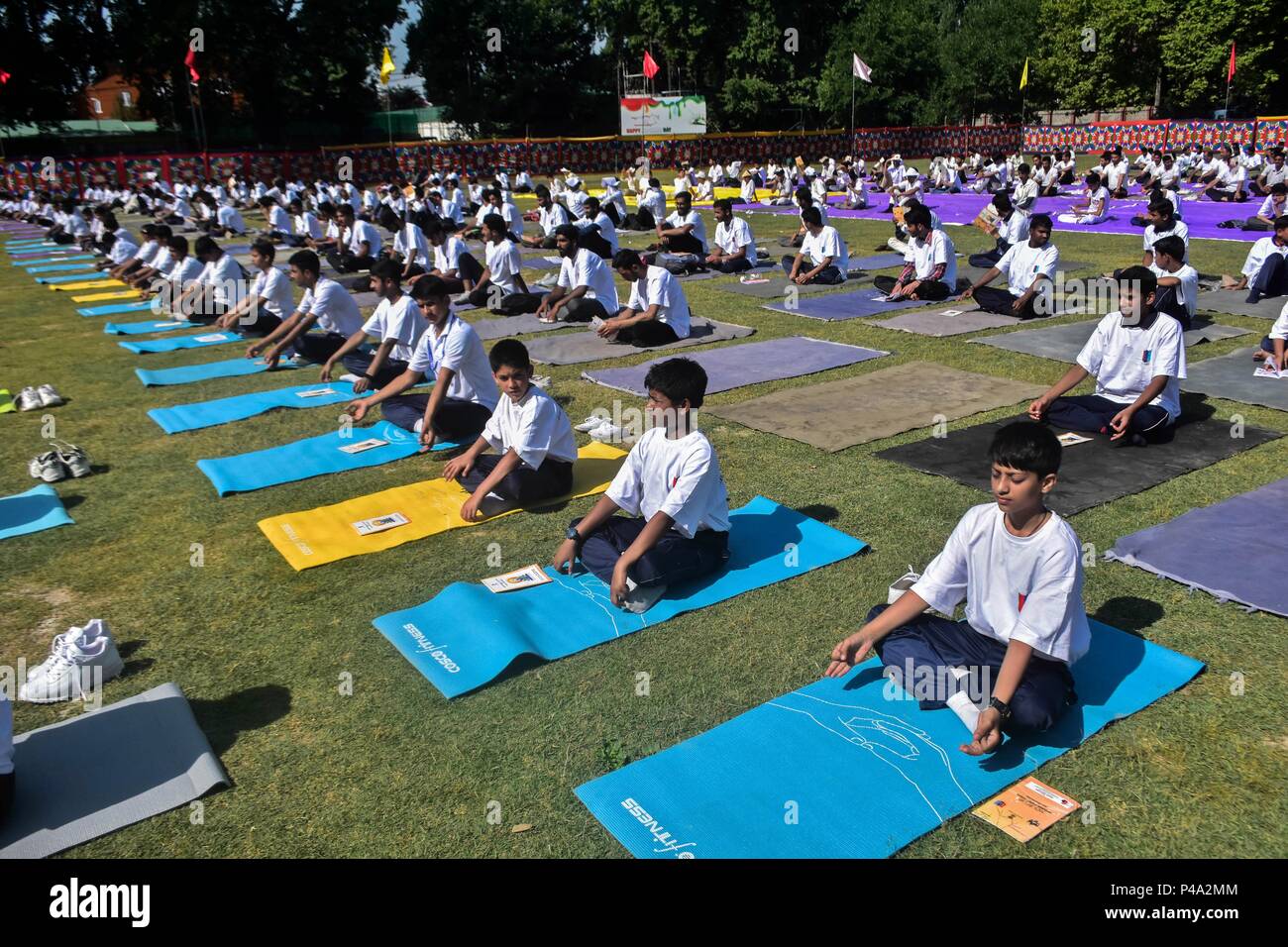 Kashmir, India. 21st June, 2018. School children participate in an ...
