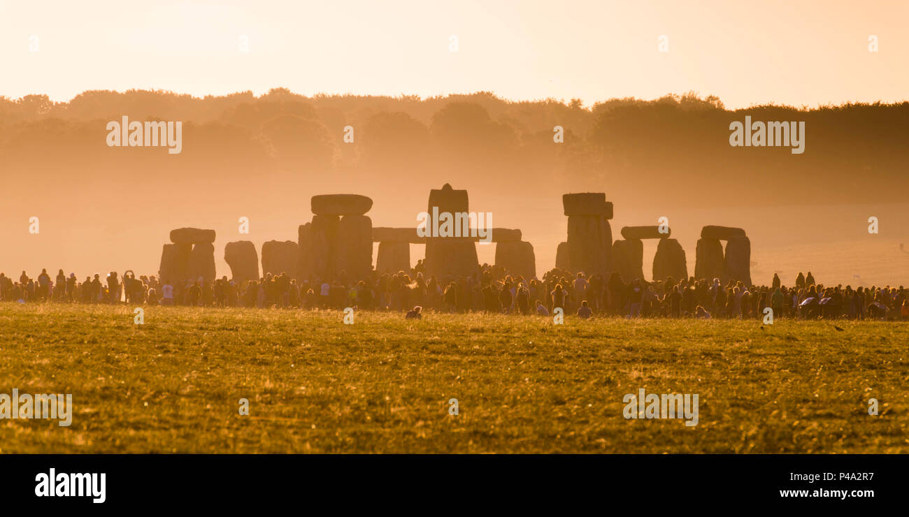 Stonehenge, Wiltshire, UK. 21st June, 2018. UK Weather. Thousands of ...
