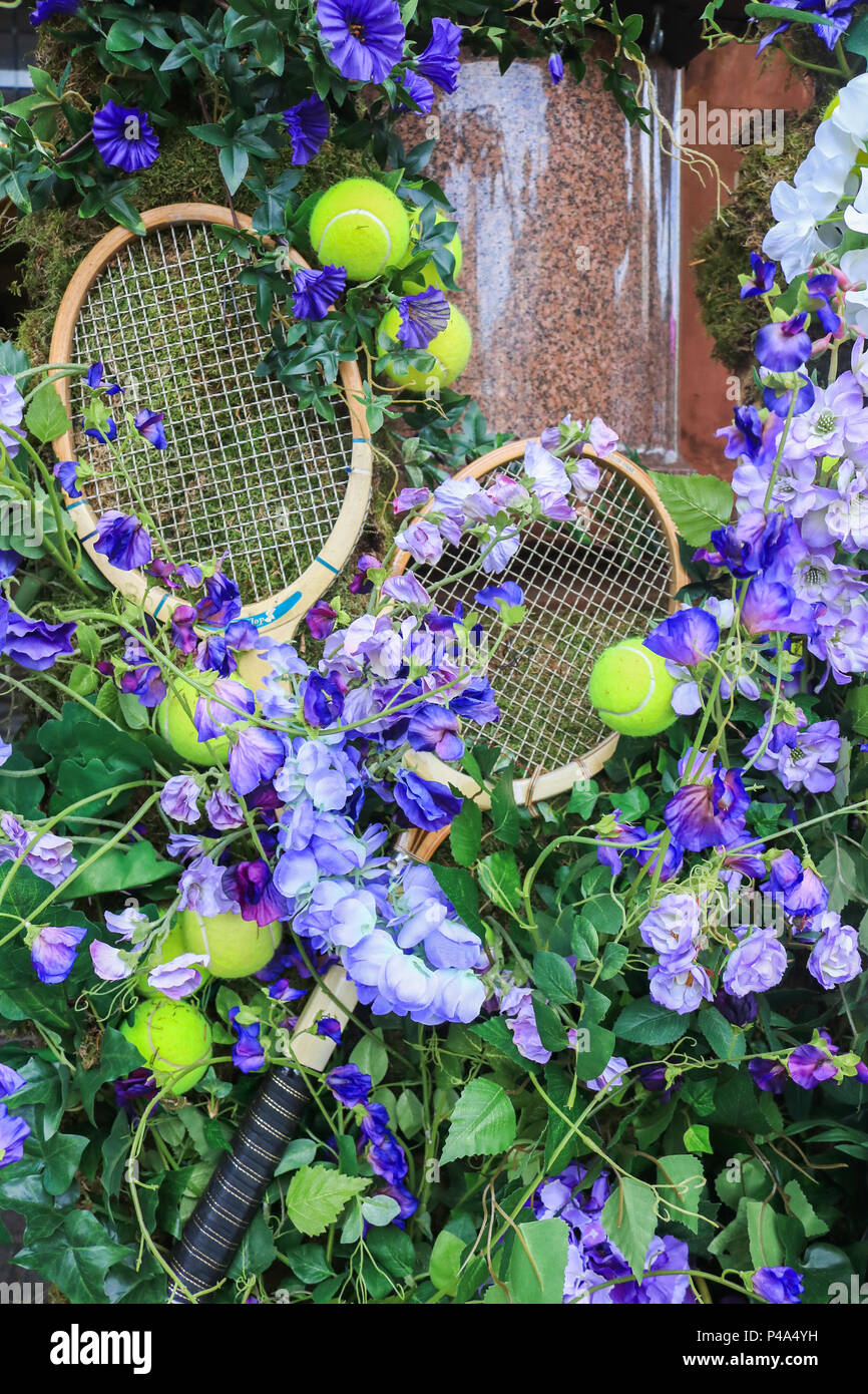 Wimbledon London UK. 21st June, 2018. Wimbledon shopkeepers decorate ...