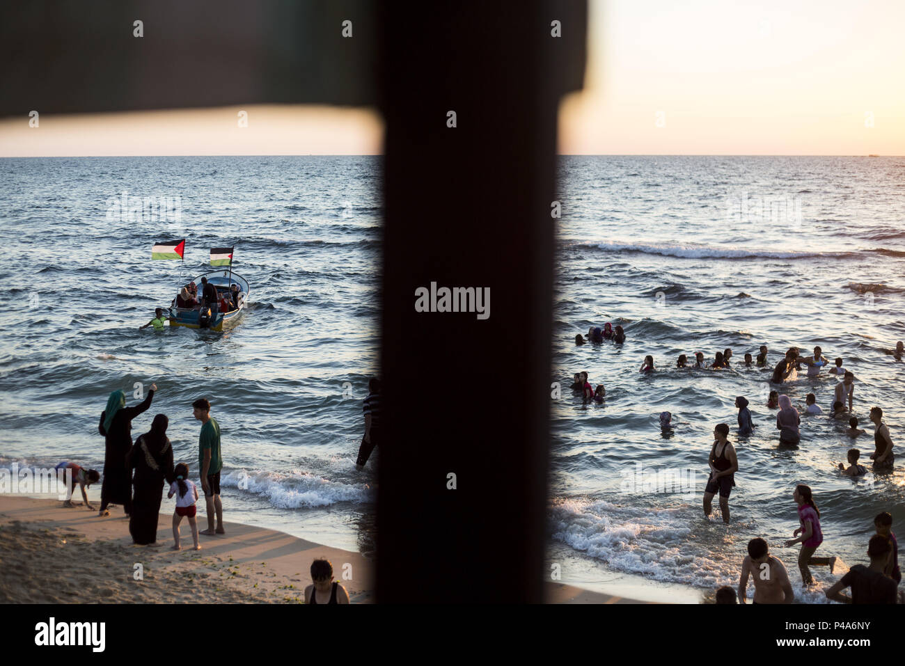 Gaza City, The Gaza Strip, Palestine. 20th June, 2018. Palestinians ...