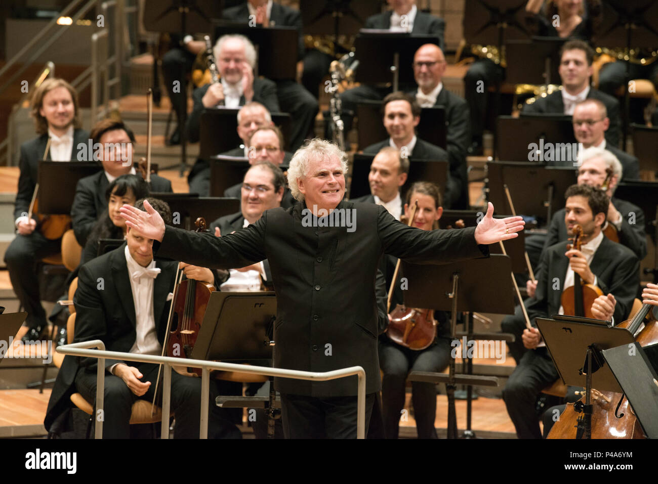 Conductor applause hi-res stock photography and images - Alamy