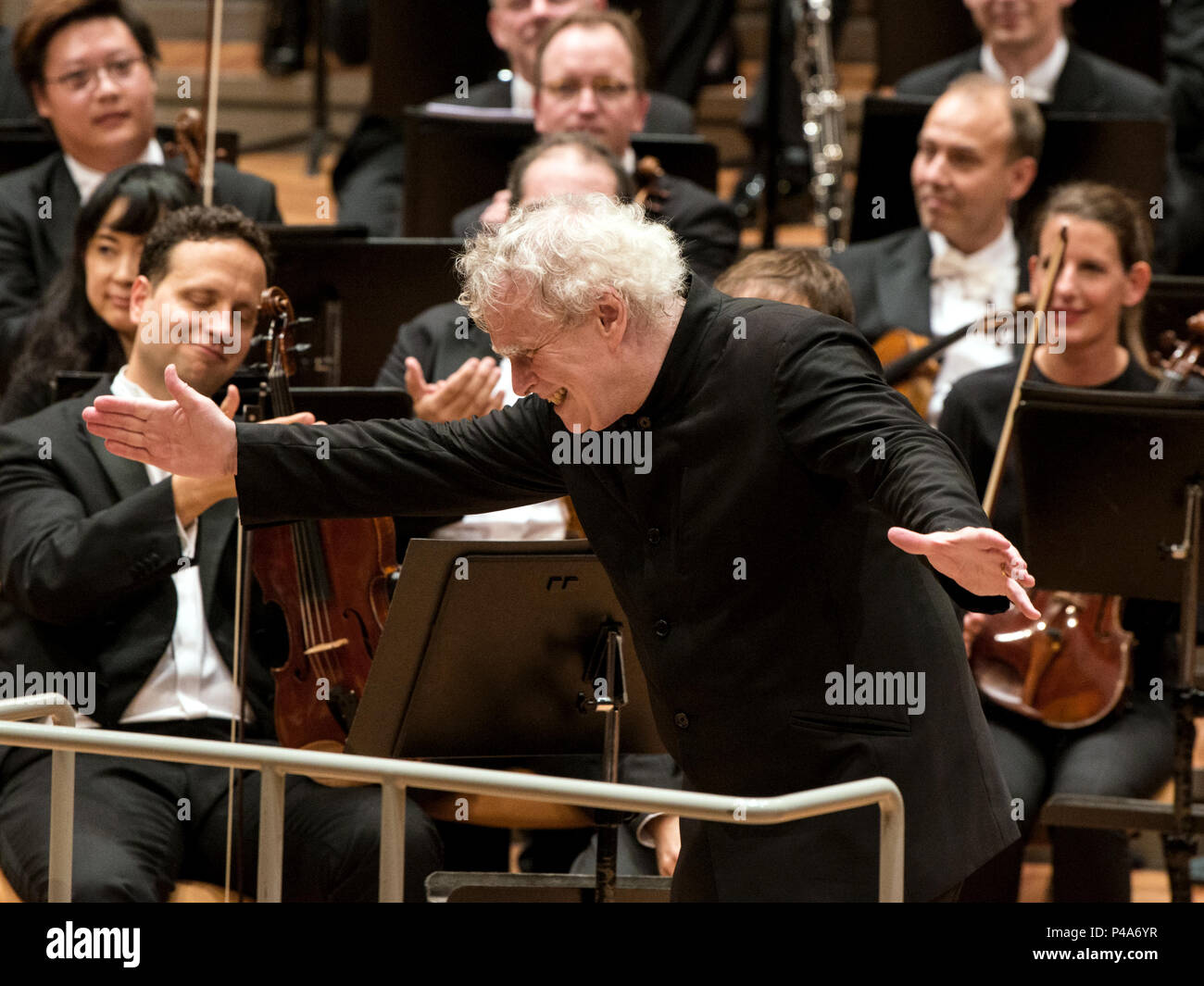 Conductor applause hi-res stock photography and images - Alamy