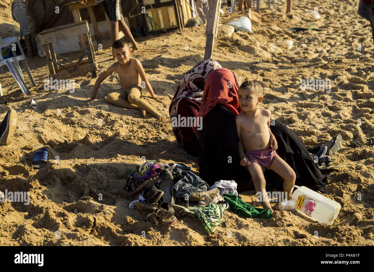 Gaza City, The Gaza Strip, Palestine. 20th June, 2018. Palestinians ...