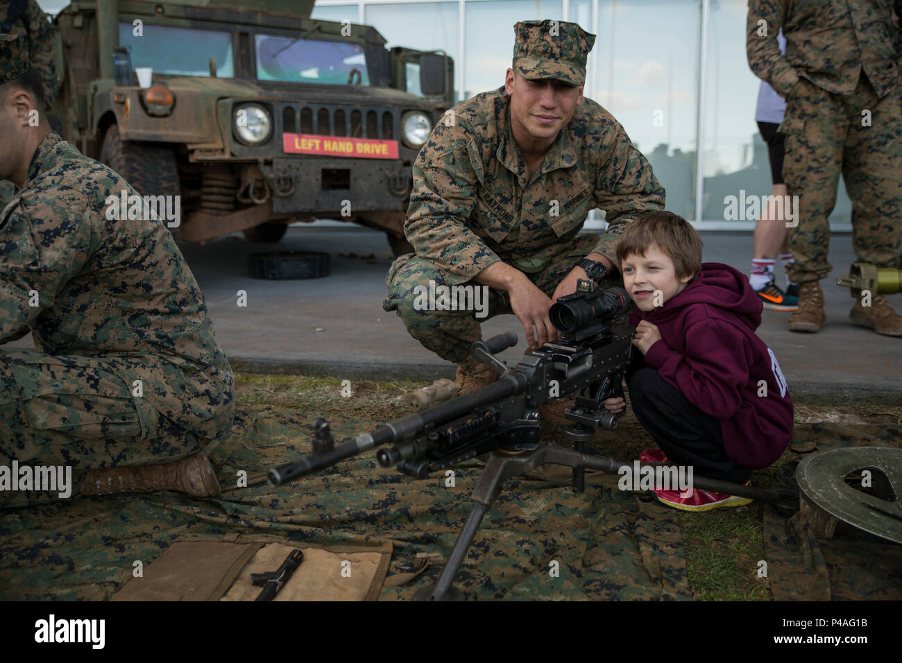 Child using machine gun hi-res stock photography and images - Alamy