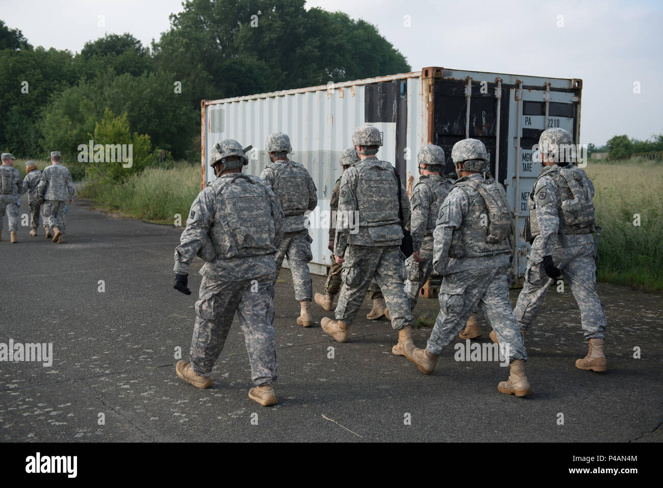 U.S. Soldiers with 39th Signal Battalion, 2nd Signal Brigade march in ...