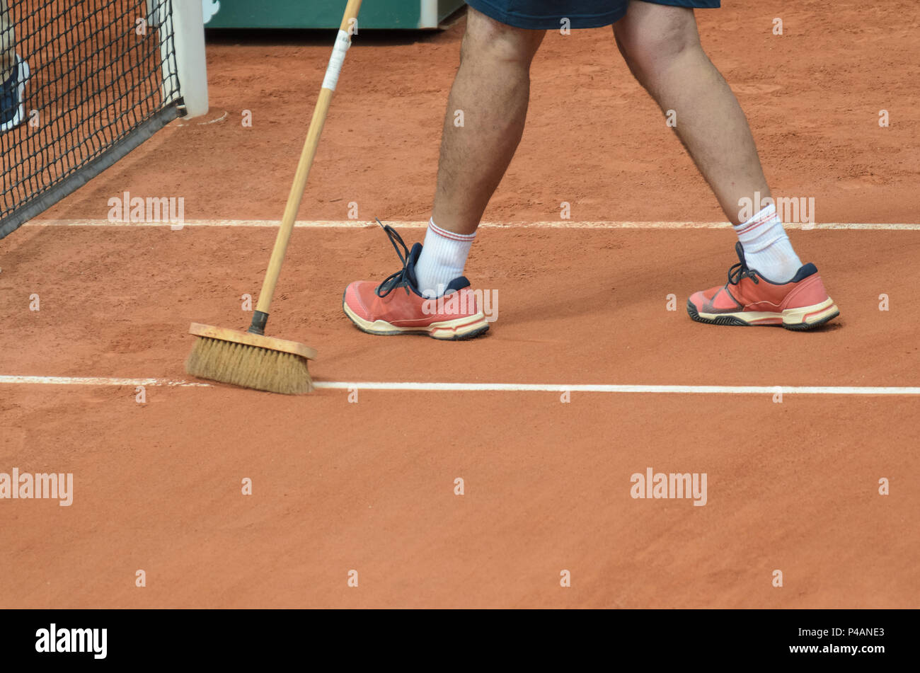 Man cleans, cleaning the tennis line on clay court with a broom Stock ...