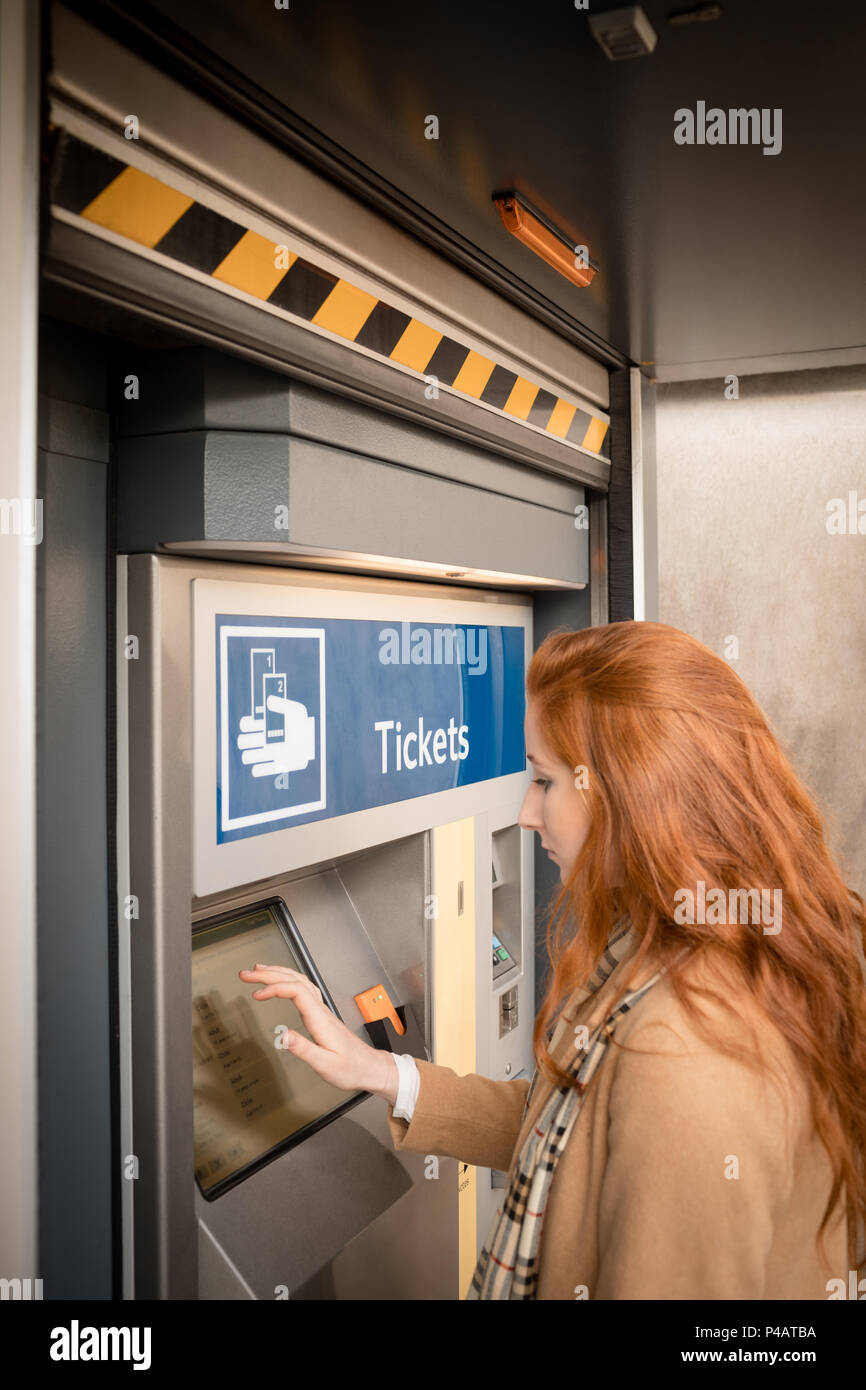 Vending machine girl hi-res stock photography and images - Alamy
