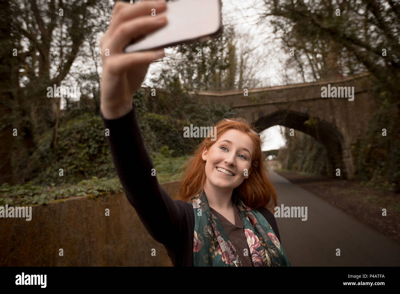 Pretty girl taking selfie phone hi-res stock photography and images - Alamy