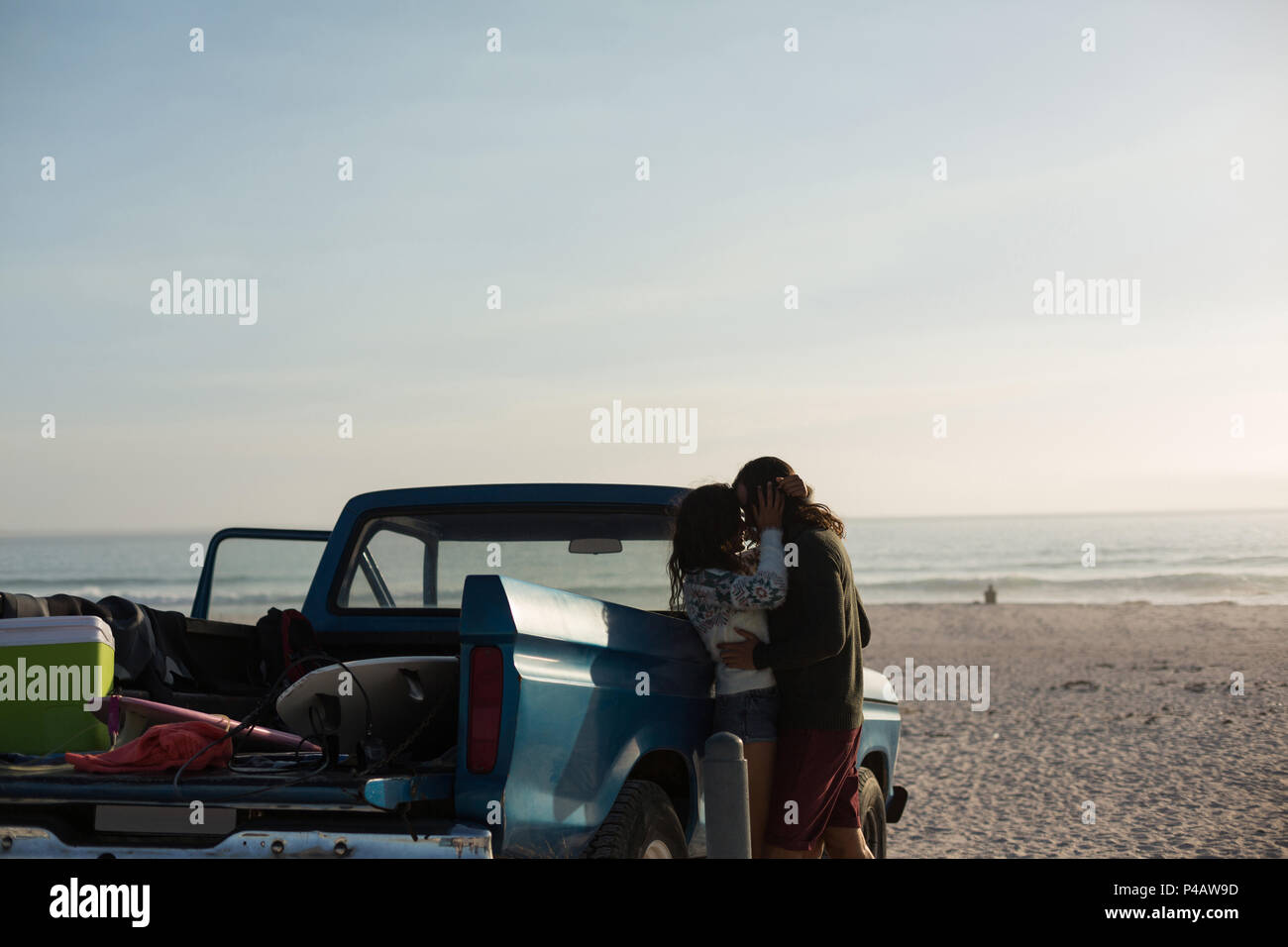 Young couple kissing beach hi-res stock photography and images - Alamy