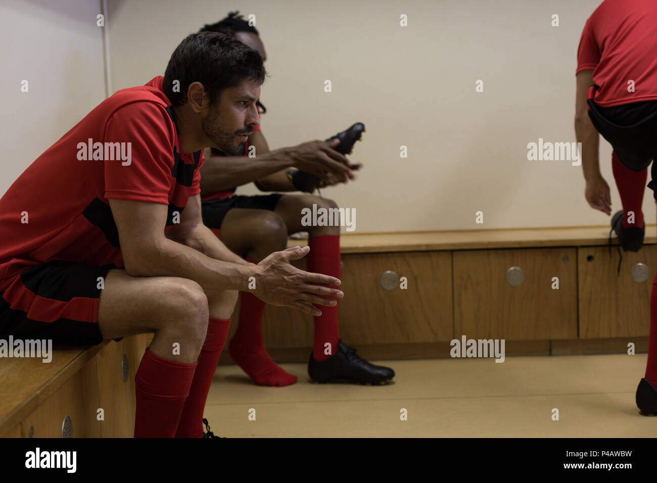 Sports team sitting on bench hi-res stock photography and images - Alamy