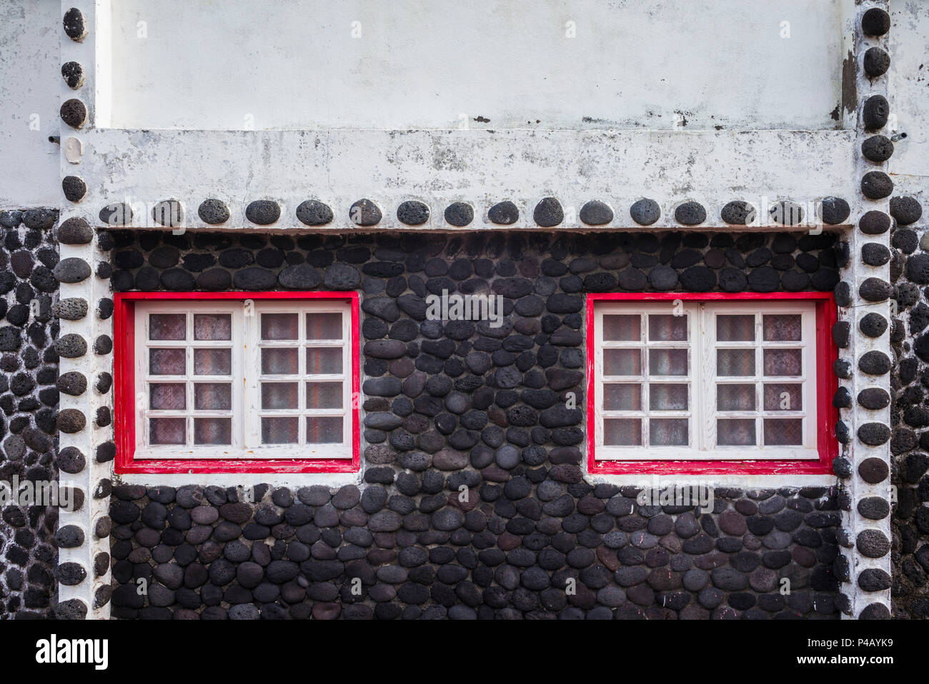 Stone house portugal hi-res stock photography and images - Alamy