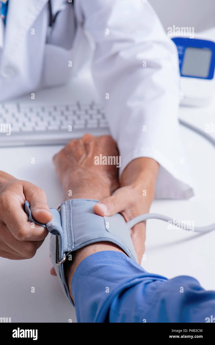 Doctor measuring sphygmomanometer meter hi-res stock photography and ...