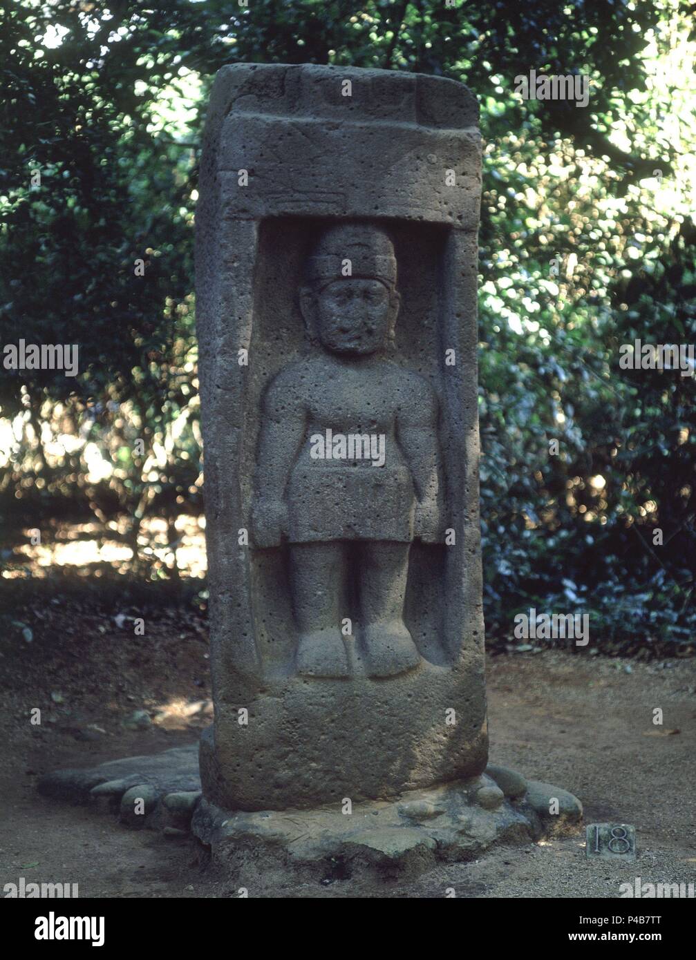 ALTAR EN PIEDRA CON NICHO AL FRENTE-ARTE OLMECA. Location: MUSEO DE LA ...