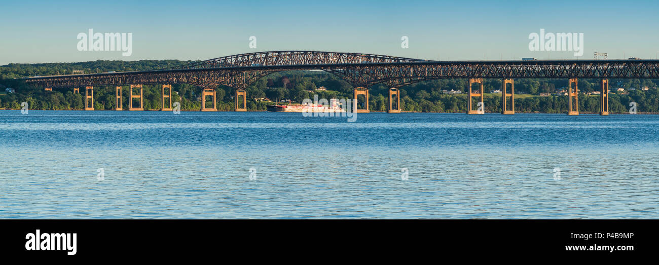 USA, New York, Hudson Valley Region, Beacon, Beacon Bridge over the ...