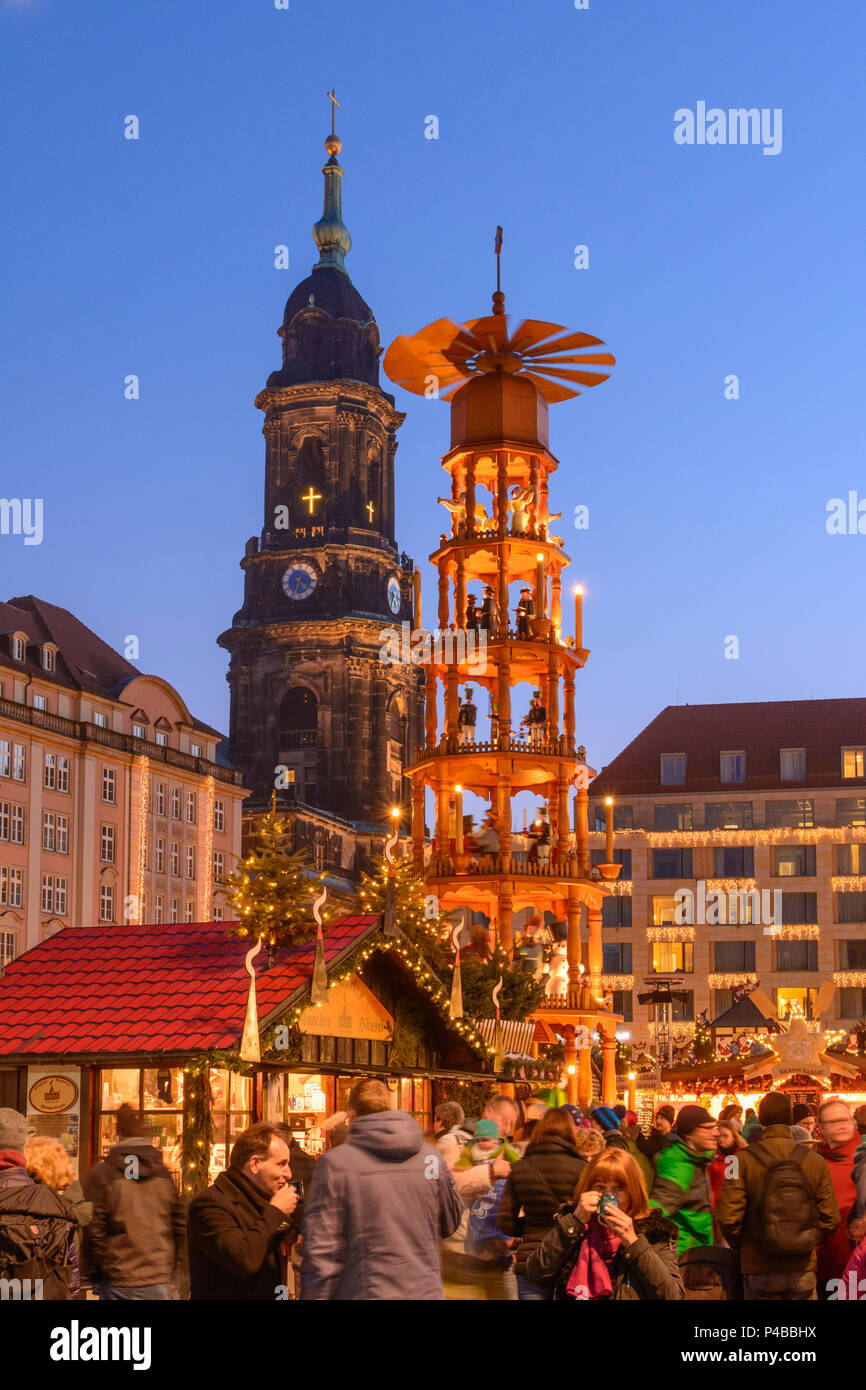 Christmas market striezelmarkt at the altmarkt hi-res stock photography ...