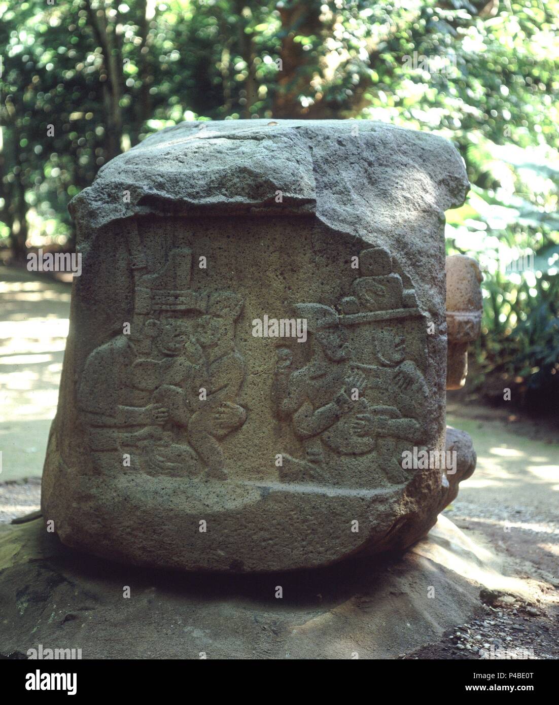 ALTAR EN PIEDRA-RELIEVE DEL LATERAL-ARTE OLMECA. Location: MUSEO DE LA ...