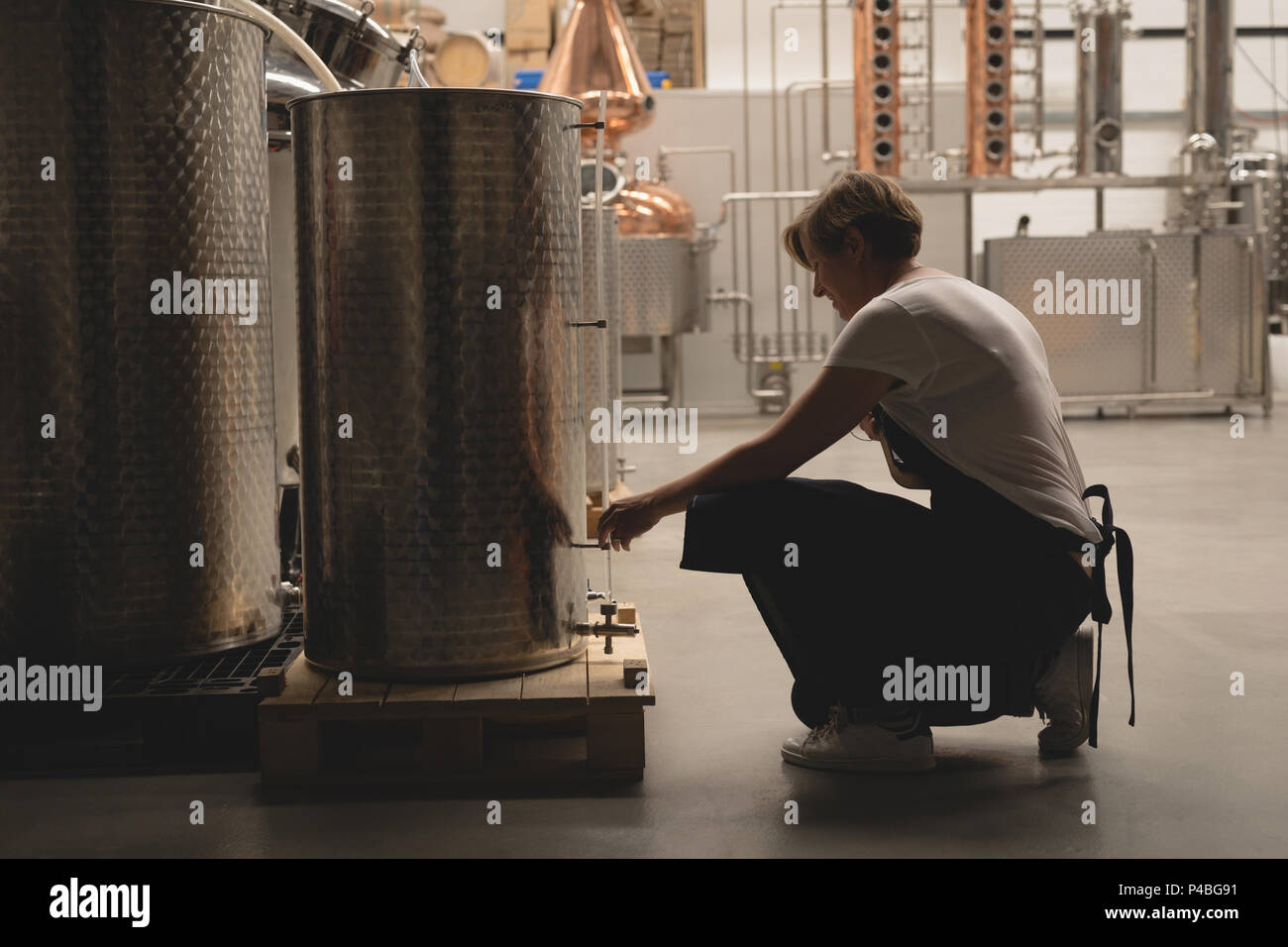 Worker monitoring hi-res stock photography and images - Alamy