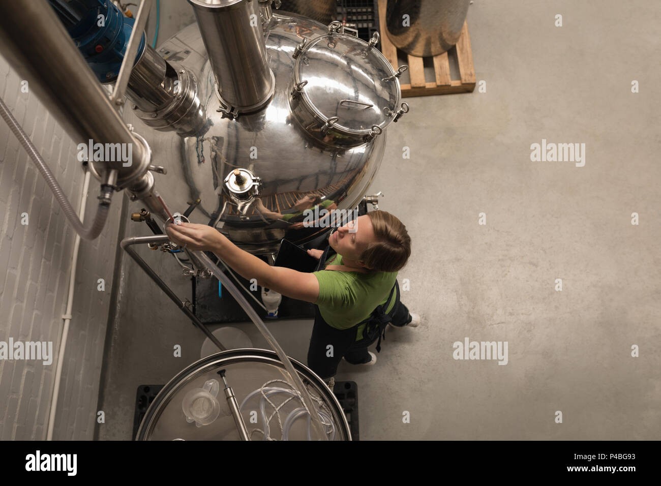 Worker checking gauge hi-res stock photography and images - Alamy