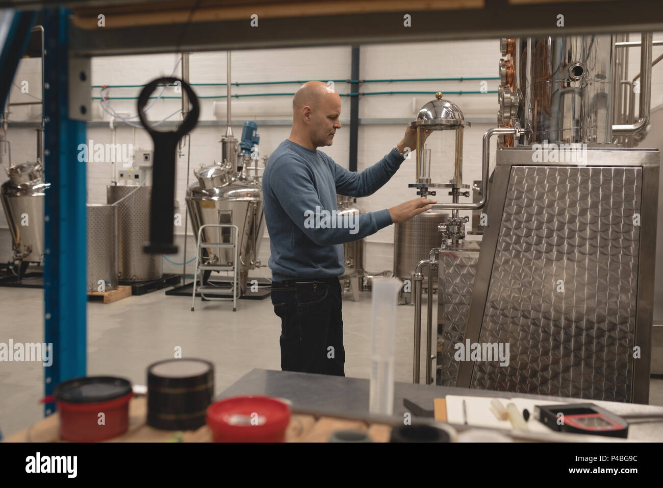 Worker checking gauge hi-res stock photography and images - Alamy