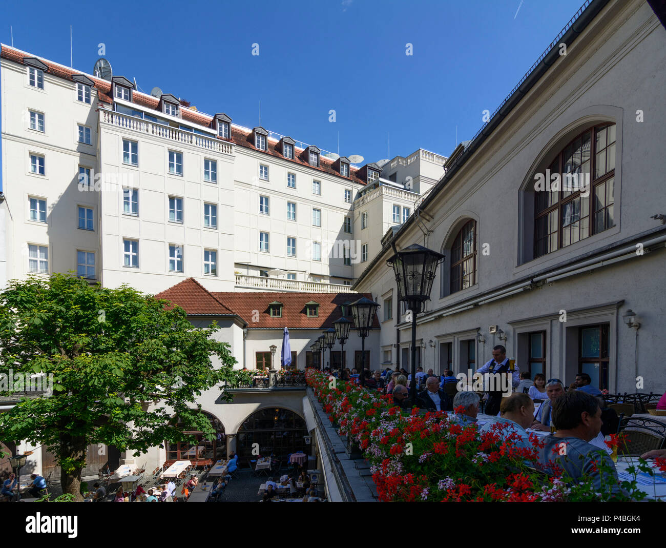 Inner courtyard patio of hofbrauhaus hofbrau haus hi-res stock ...