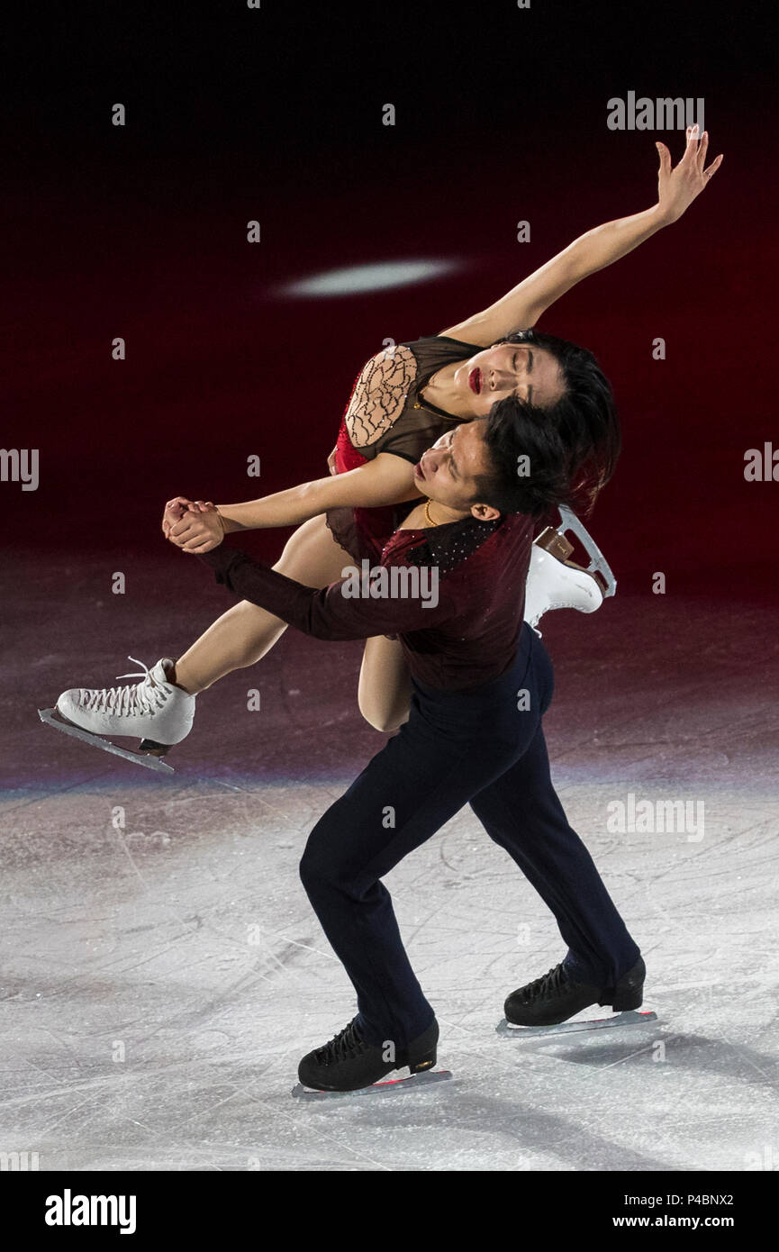 Sui Wenjing/Han Cong (CHN) performing at the Figure Skating Gala ...