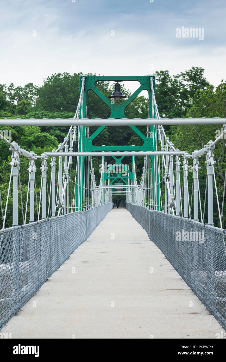 River pedestrian bridge hi-res stock photography and images - Alamy