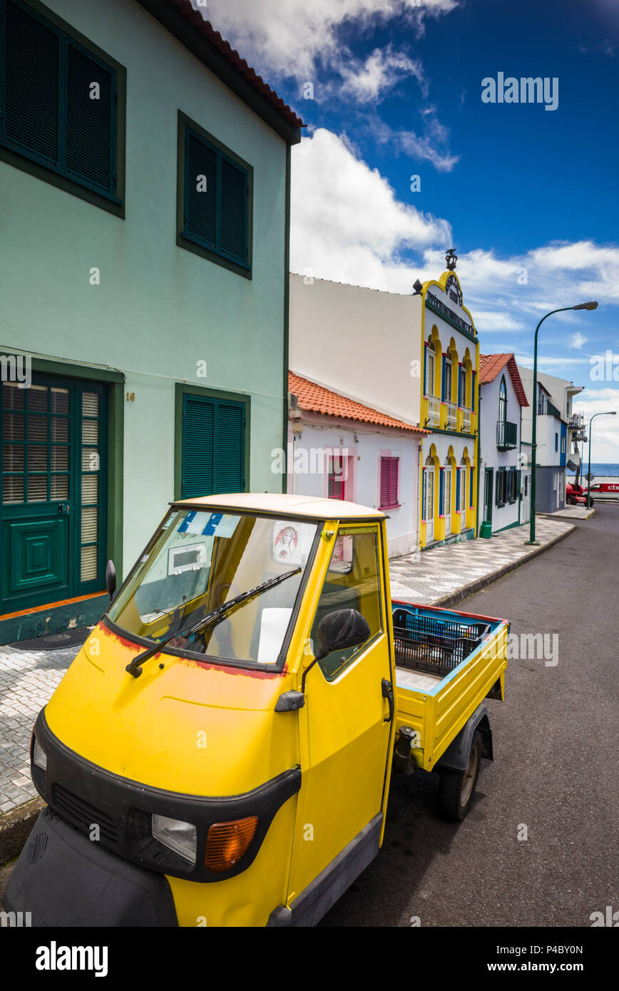 Small delivery truck hi-res stock photography and images - Alamy