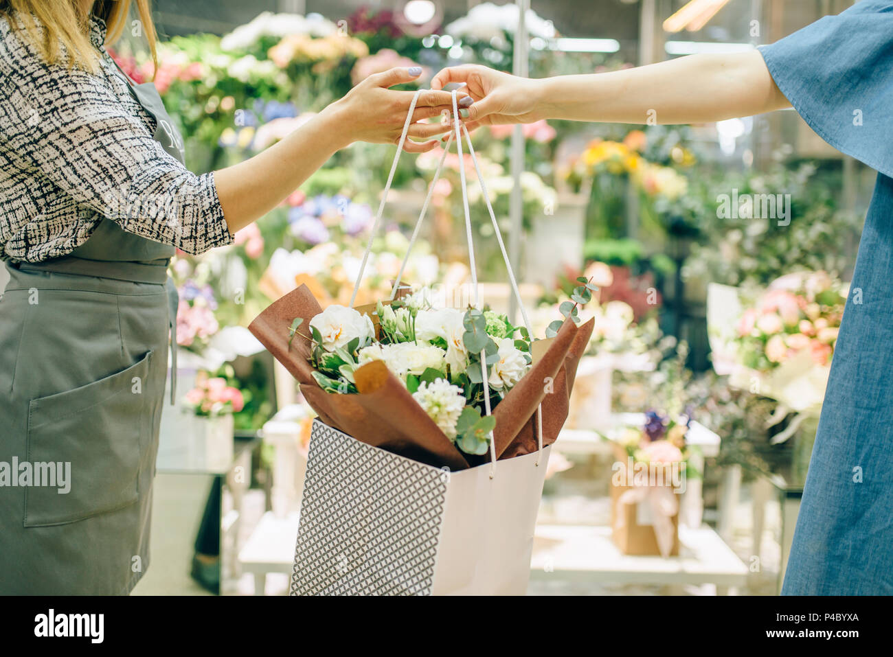 Flower shop business concept, florist and customer Stock Photo - Alamy