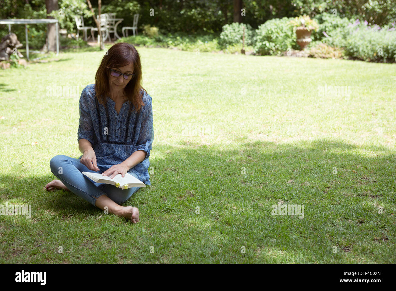 Mature female reading garden hi-res stock photography and images - Alamy