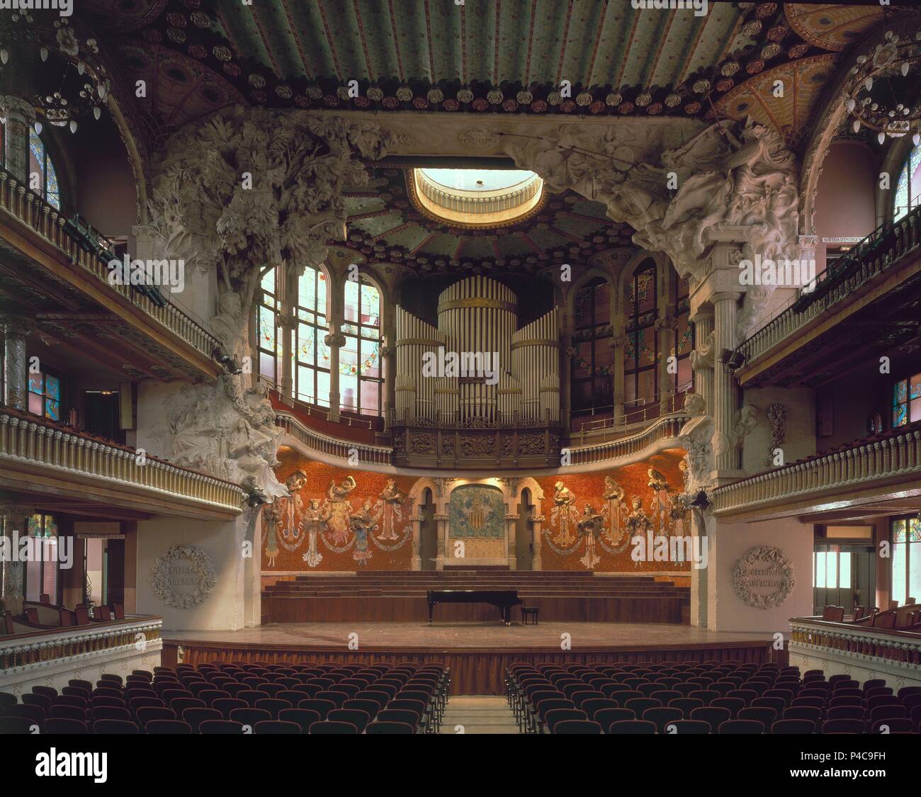 Escenario decorado hi-res stock photography and images - Alamy