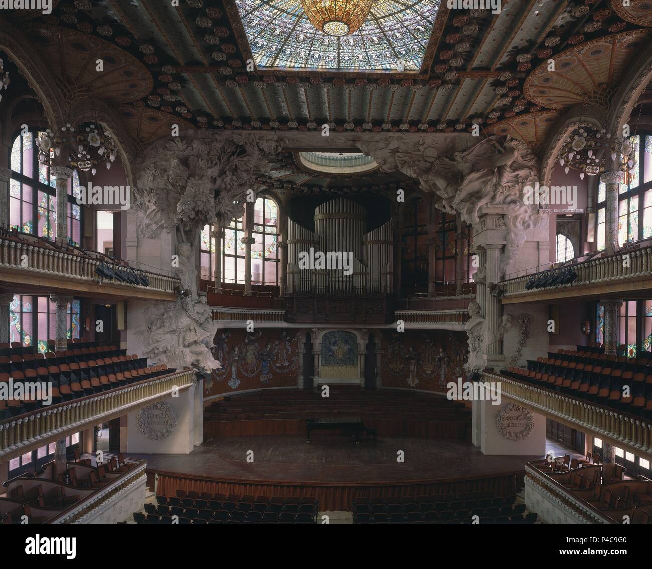 Escenario decorado hi-res stock photography and images - Alamy