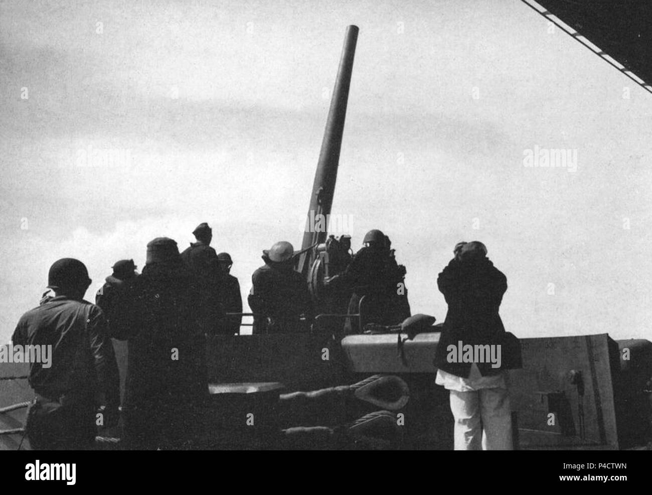 127mm gun aboard USS Takanis Bay (CVE-89), circa in 1945 Stock Photo ...