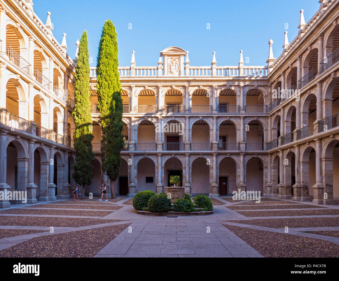 Patio de Santo Tomás de la Universidad de Alcalá de Henares. Madrid ...
