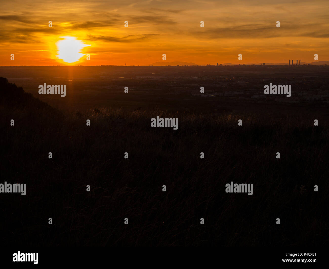 Puesta de sol en Madrid. España Stock Photo - Alamy