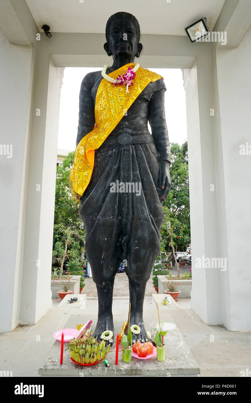 Yeay Penh or Daun Penh Statue, Phnom Penh, Cambodia Stock Photo - Alamy