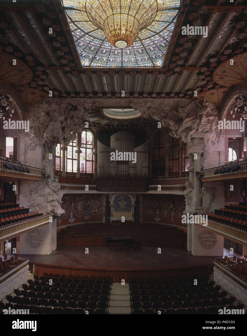 VISTA DEL HEMICICLO, EL ESCENARIO DECORADO CON LAS MUSAS POR EL ...