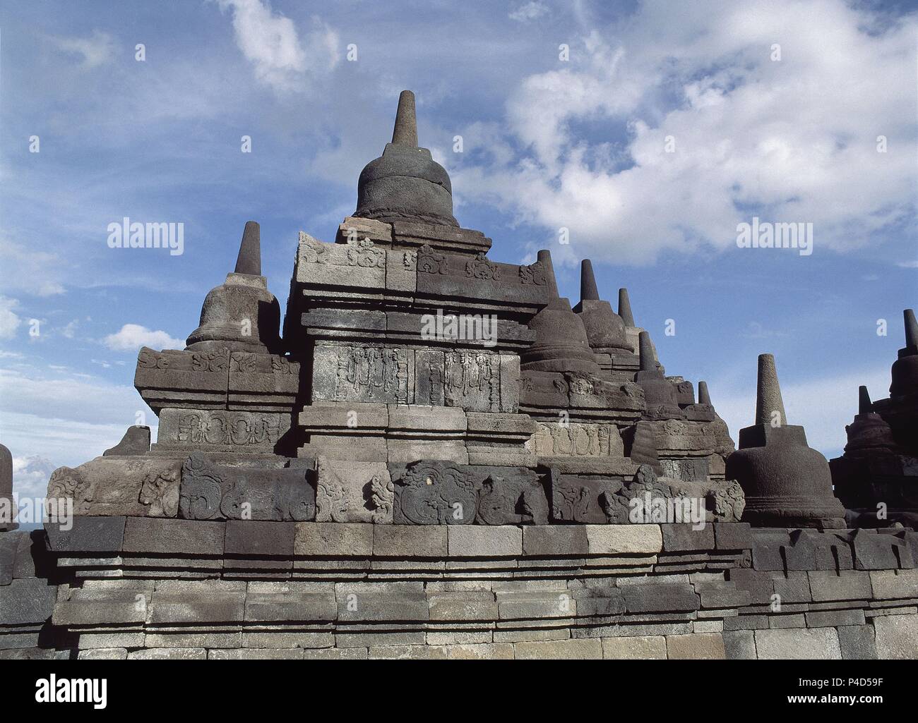 MURO DECORADO CON RELIEVES Y REMATES. Location: YOGYAKARTA-BOROBUDUR ...