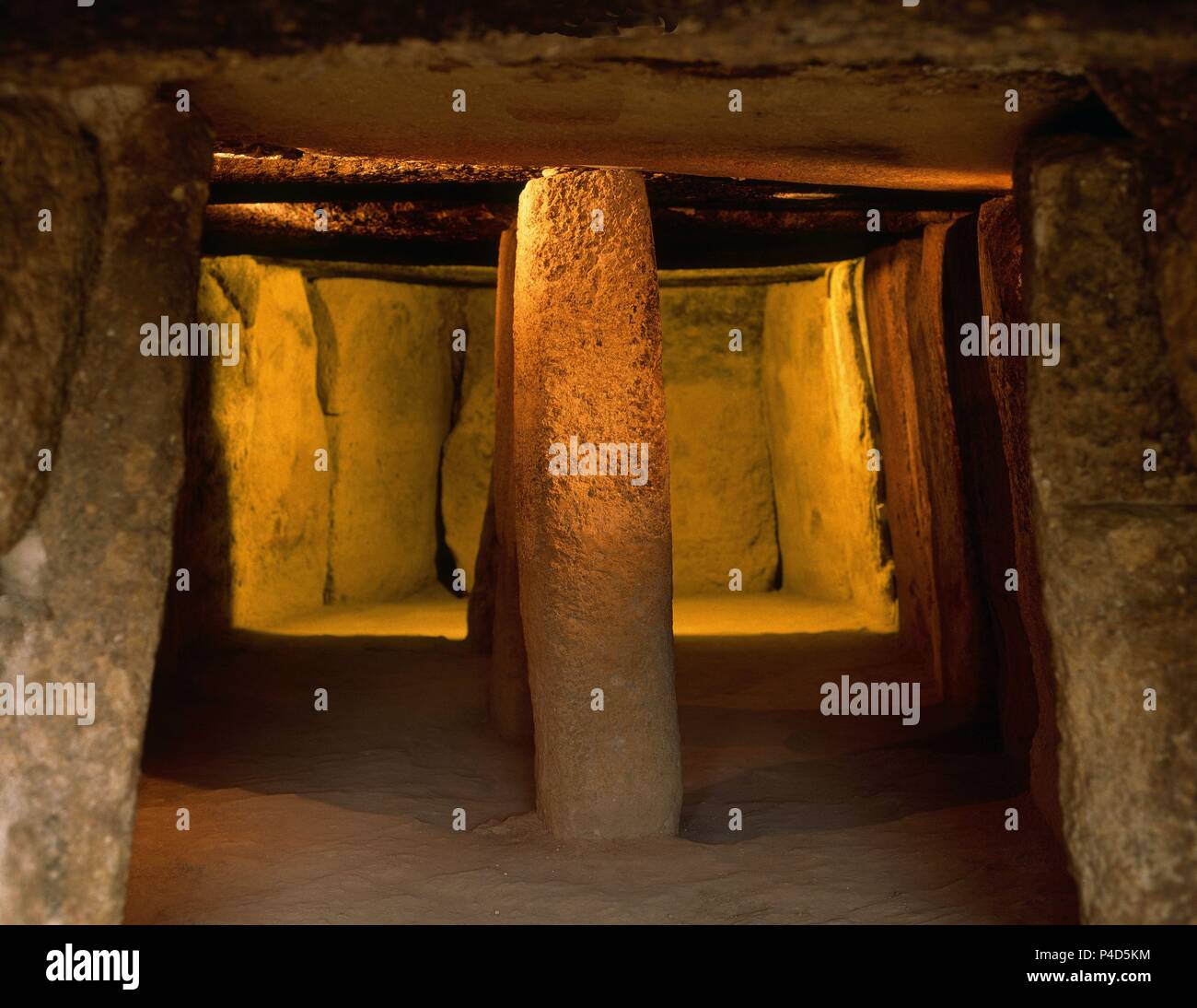 INTERIOR DEL DOLMEN DE LA CUEVA DE LA MENGA - CAMARA FUNERARIA ...