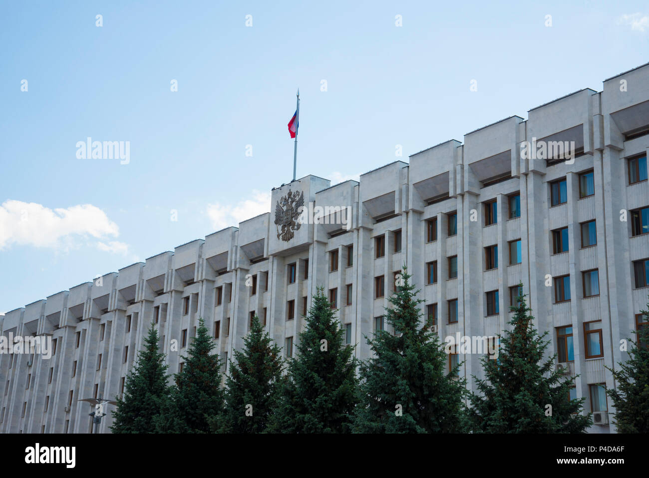 Government building, on the roof of the Russian flag and coat of arms ...
