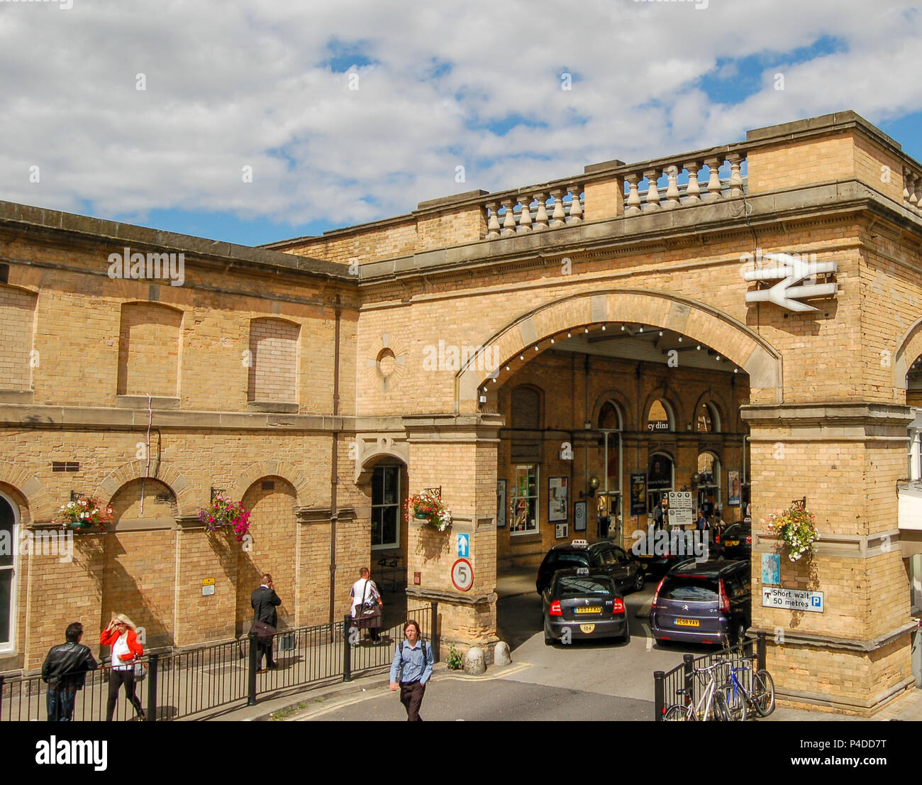 Entrance to york railway station hi-res stock photography and images ...