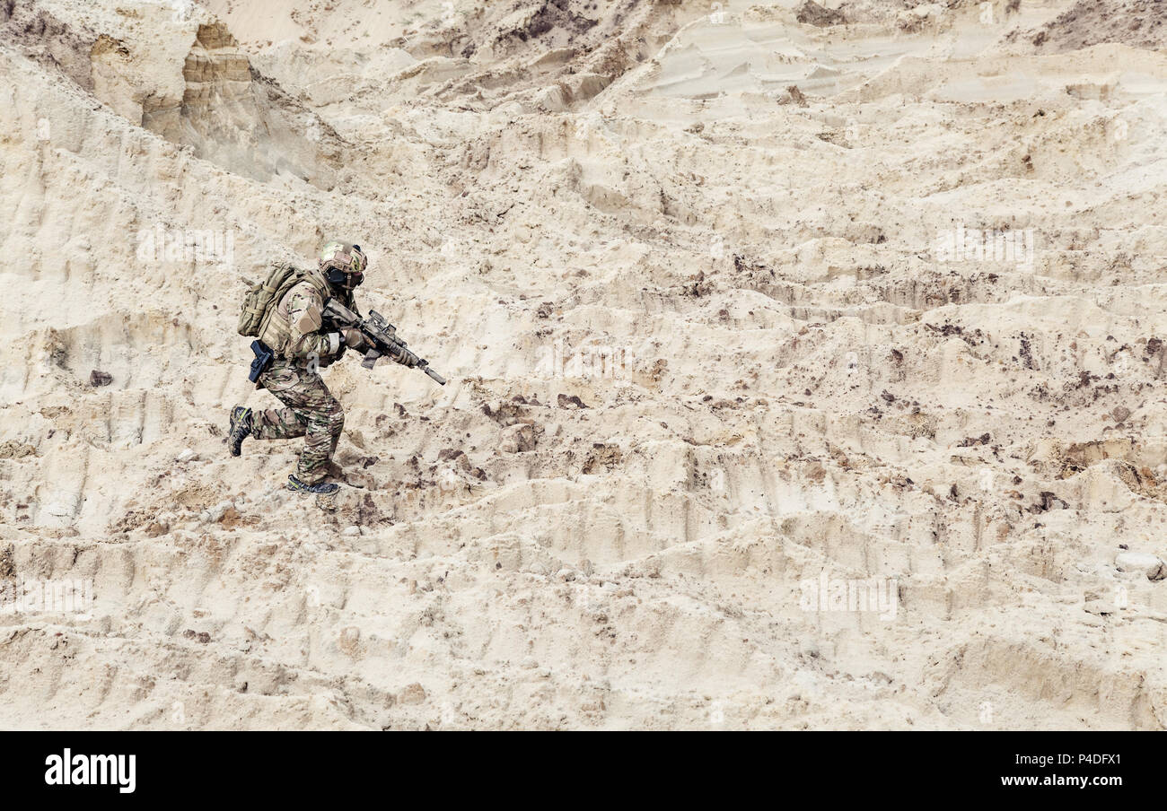 Military running desert hi-res stock photography and images - Alamy